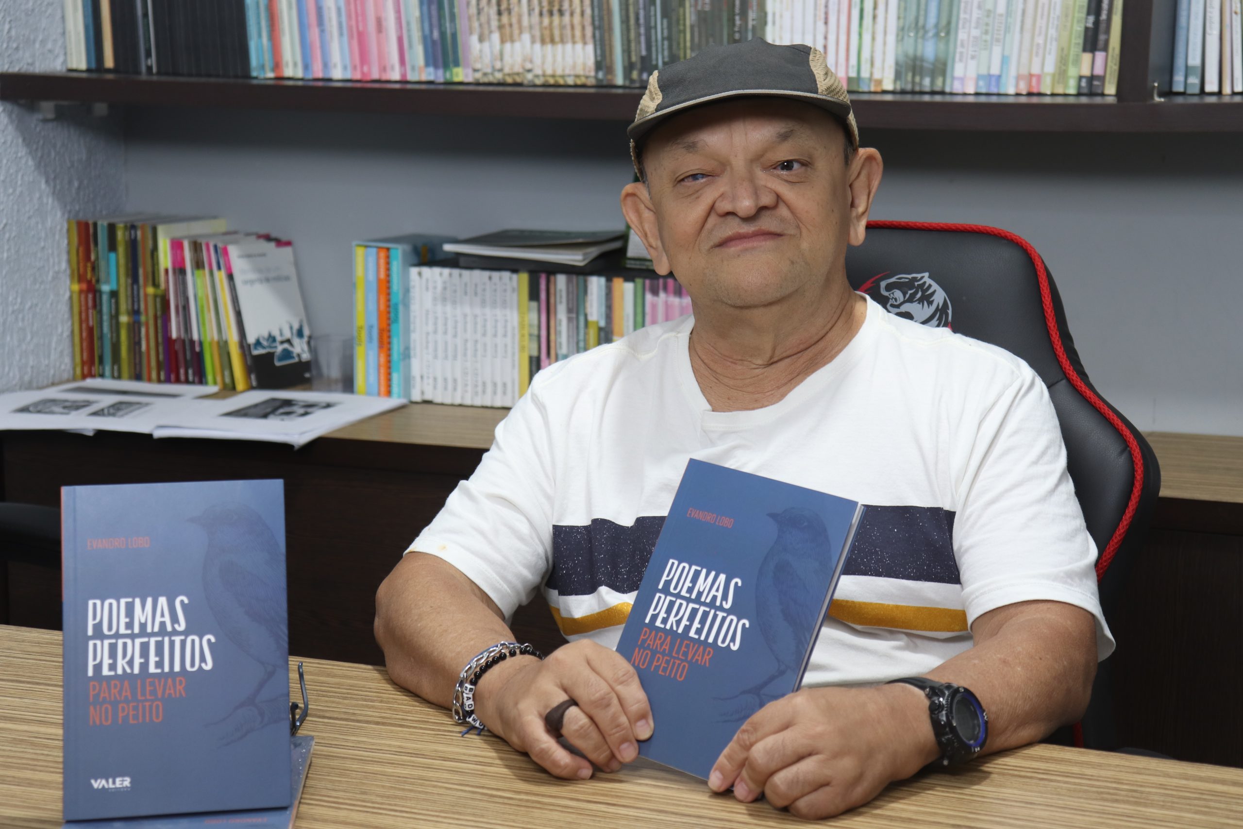 Jornalista Evandro Lobo lança o livro ‘Poemas perfeitos para levar no ...